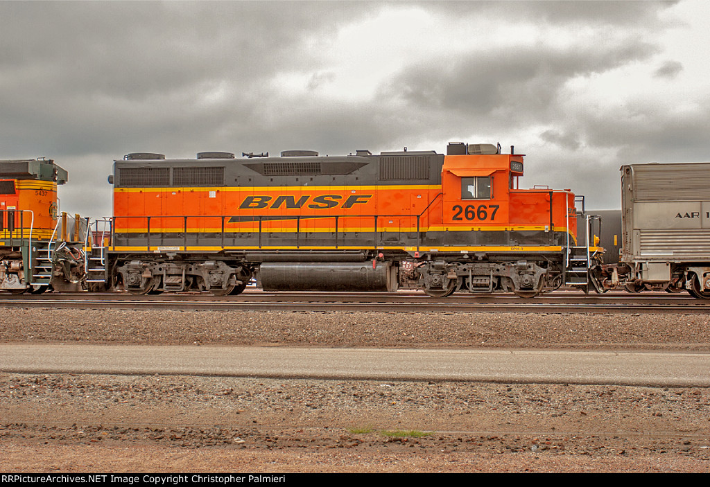 BNSF 2667 on H-DENGAL9-28